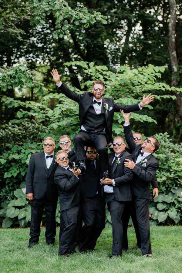 6 Wedding Party Poses to Add to Your Photography Shot List | Saphire ...
