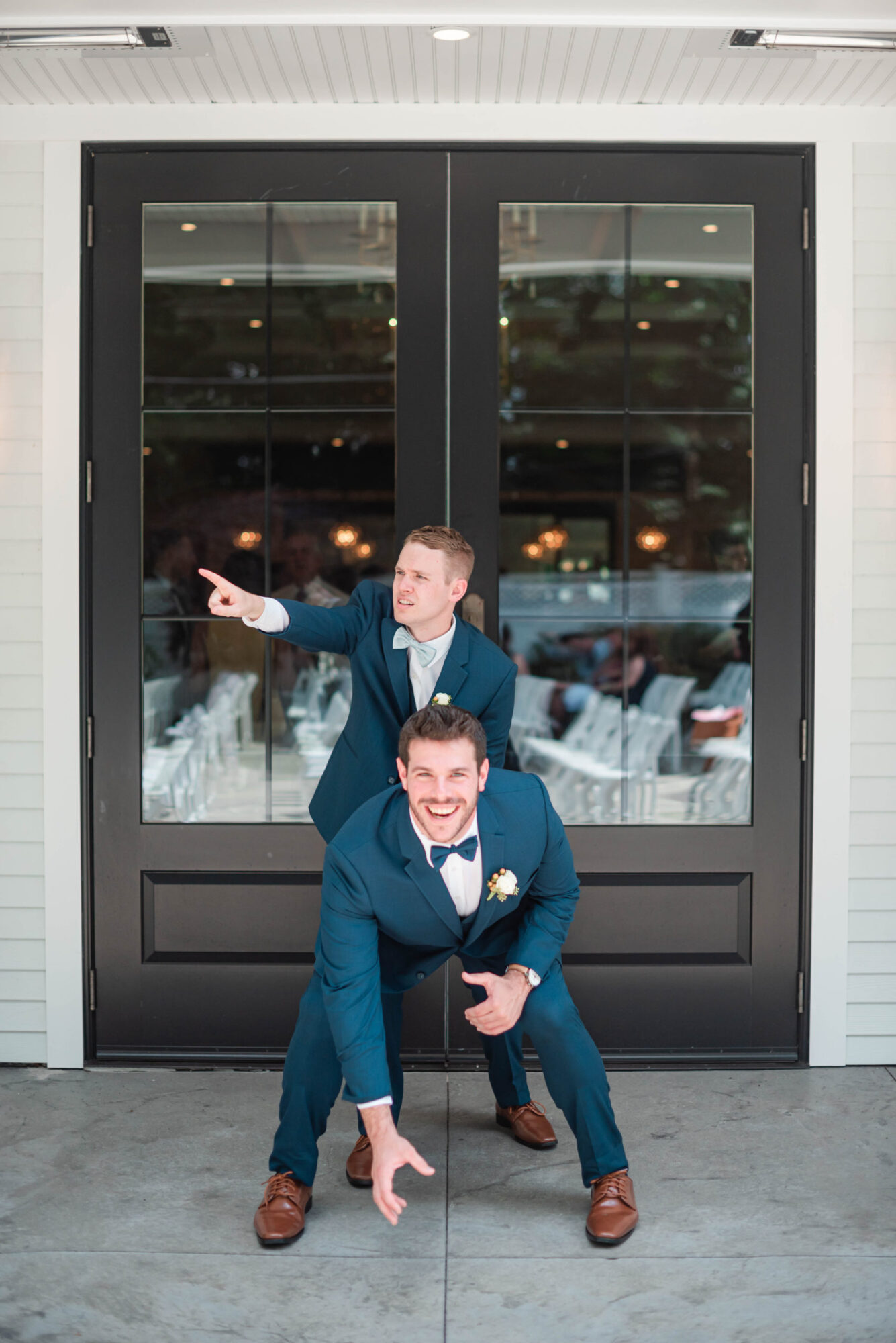6 Wedding Party Poses to Add to Your Photography Shot List | Saphire ...