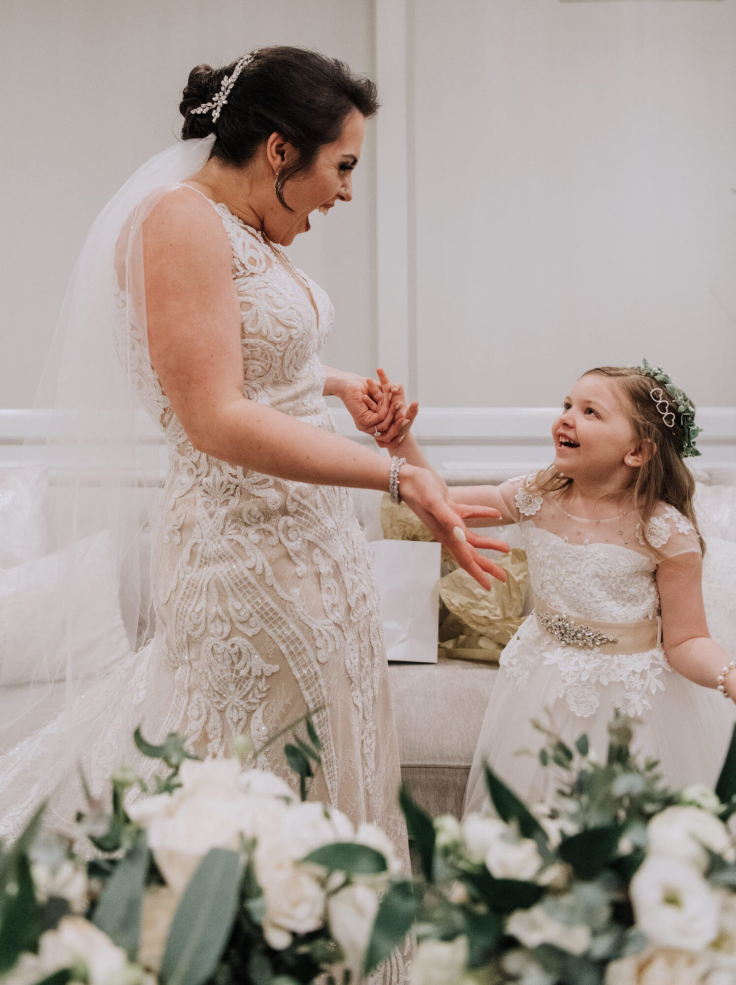 6 Wedding Party Poses to Add to Your Photography Shot List | Saphire ...